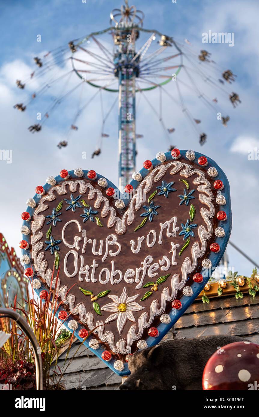Gruß vom Oktoberfest, Lebkuchenherz vor dem BayernTower, blauweißer ...