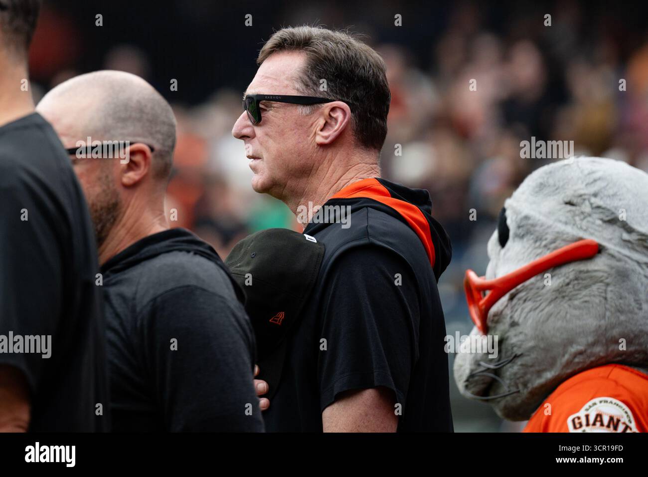 San Francisco Giants manager Bob Melvin, center, looks on before the ...