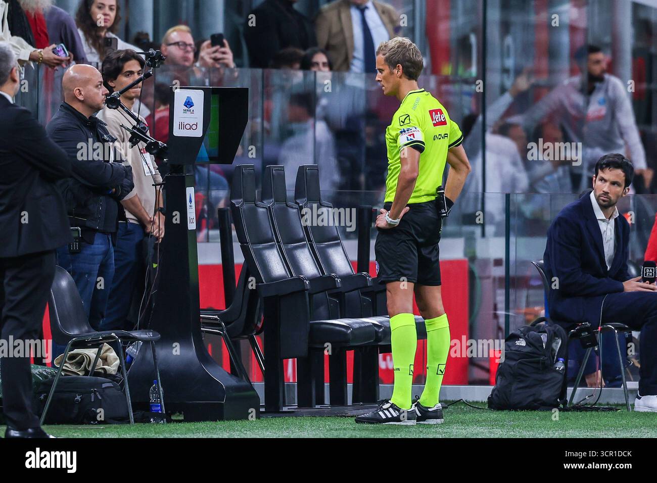 Milan, Italien. 28th Sep, 2025. Referee Daniele Chiffi at VAR checking ...