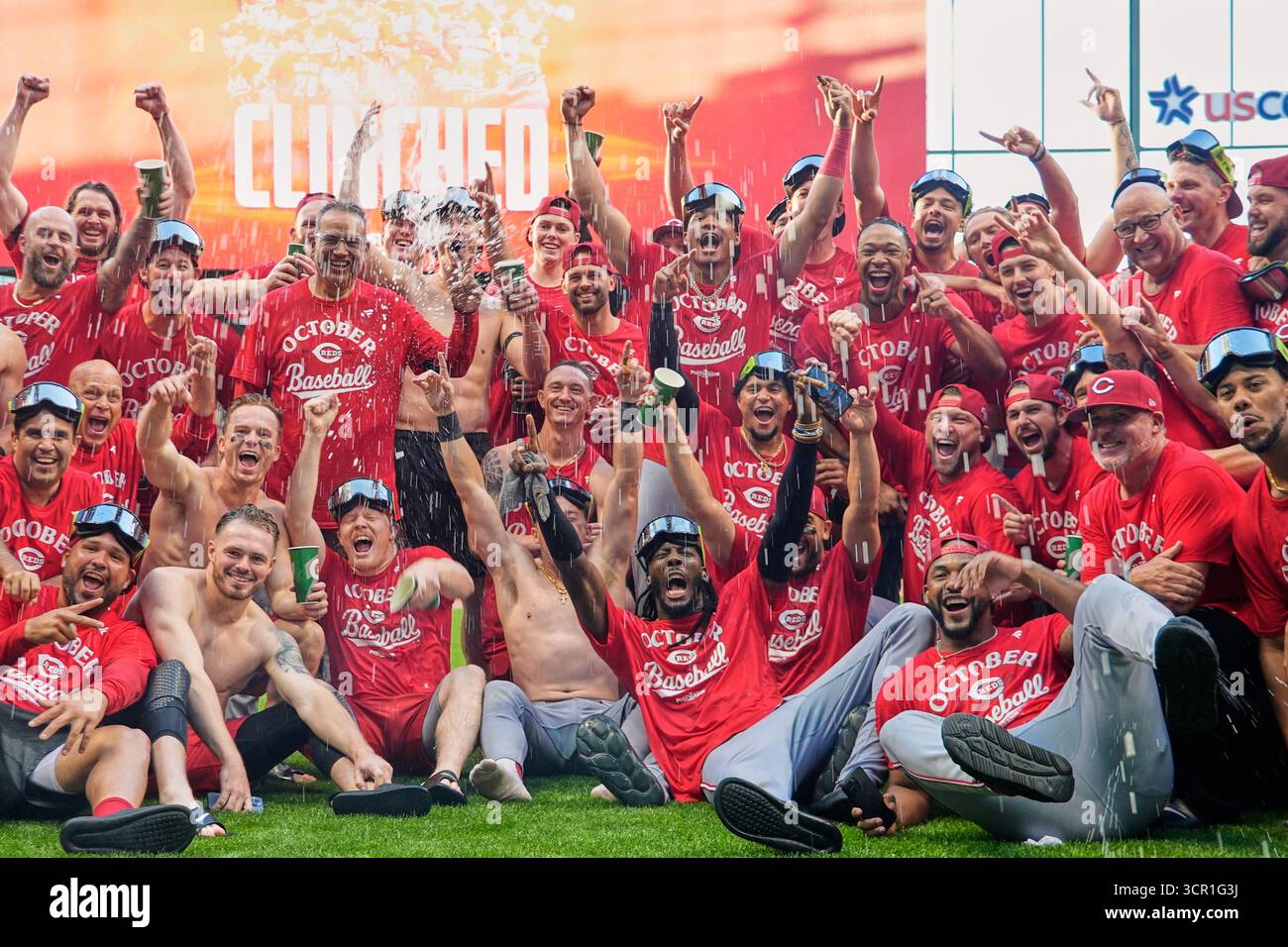 The Cincinnati Reds celebrate as they take a team photo after making it ...