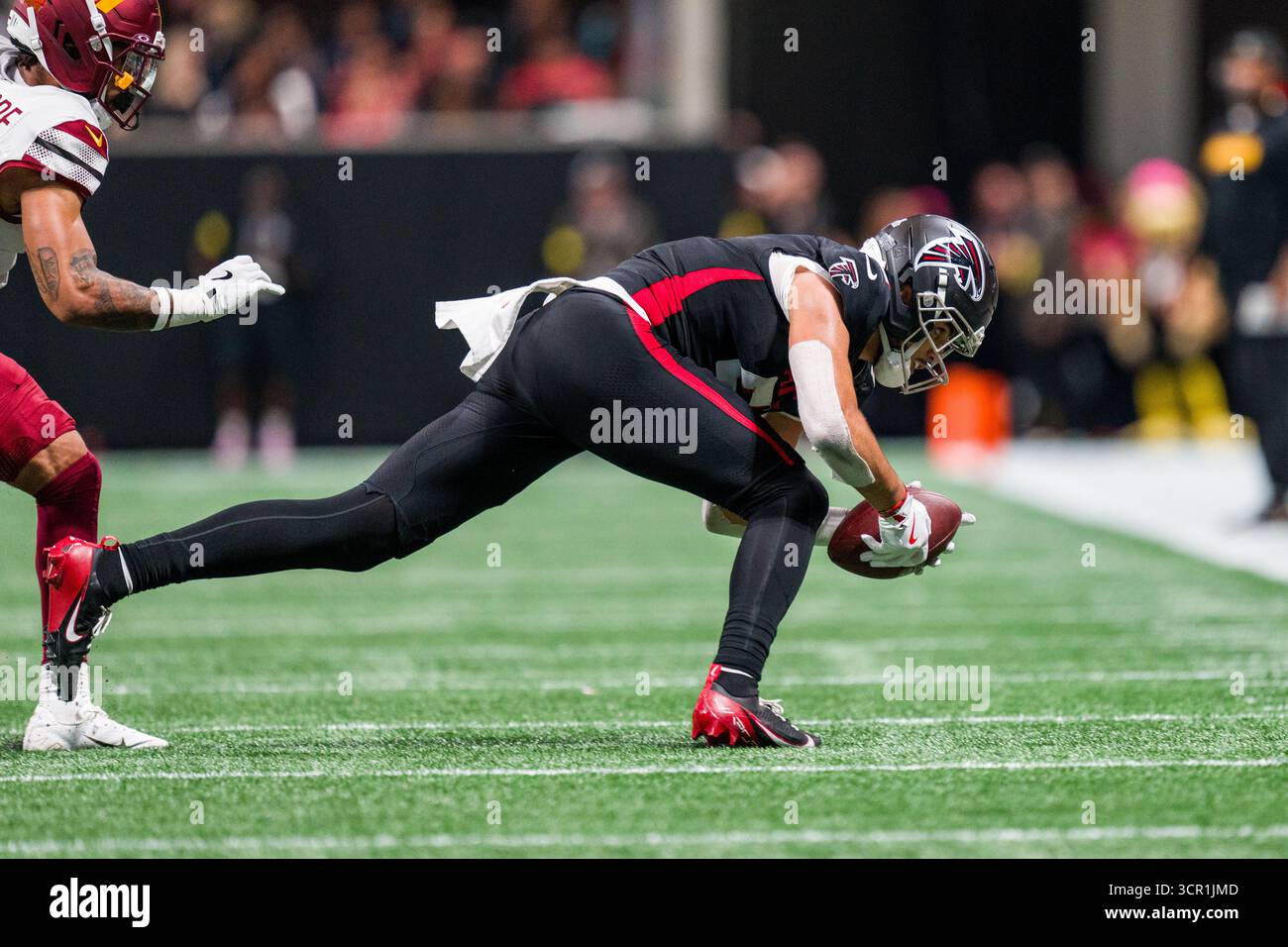 Atlanta Falcons wide receiver Drake London (5) catches a pass during ...