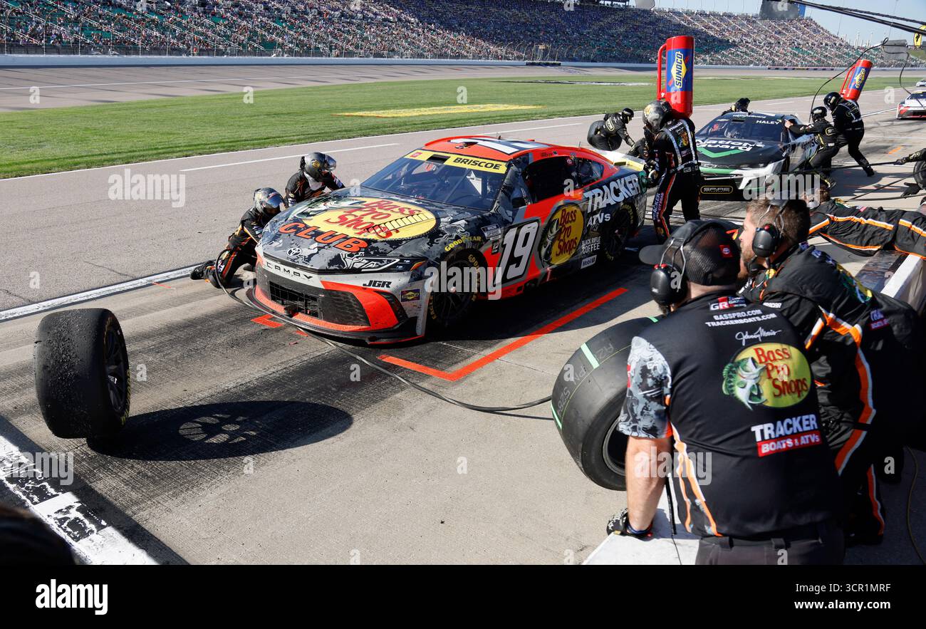Chase Briscoe (19) stops for a tire change during a NASCAR Cup Series ...