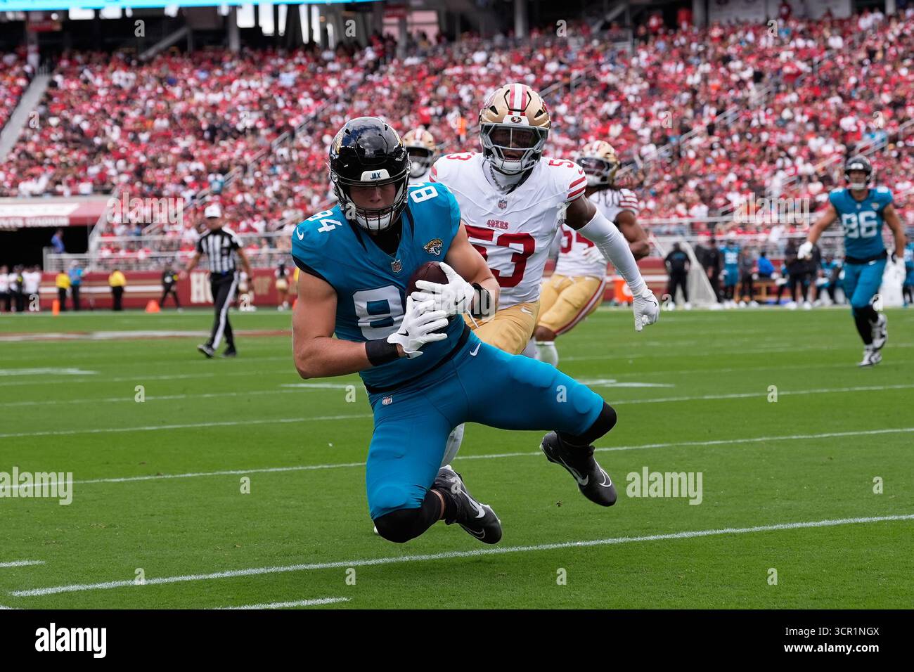 Jacksonville Jaguars tight end Hunter Long (84) catches a pass against ...