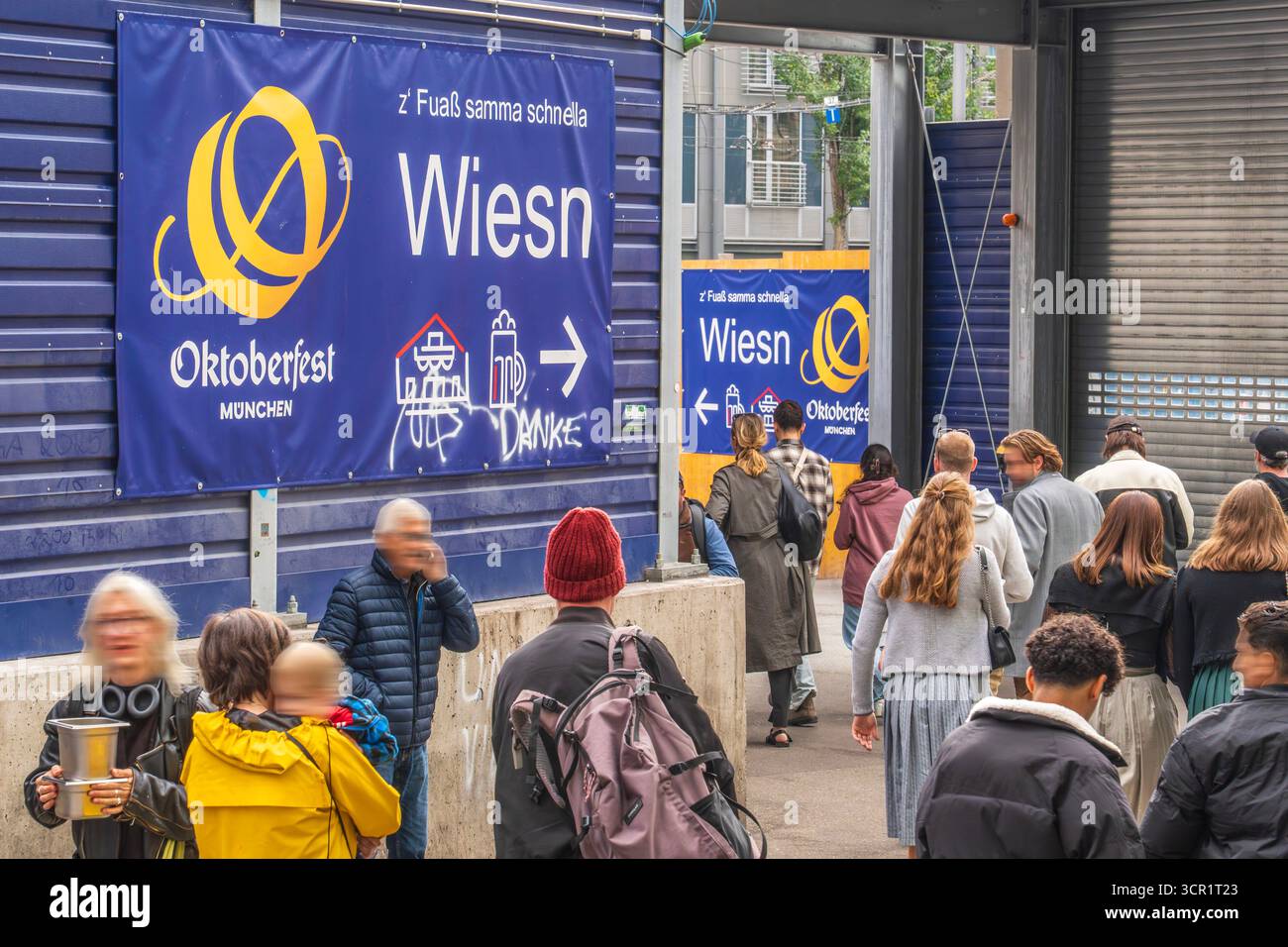 Oktoberfest 2025, Hinweisschilder für Wiesnbesucher am Hauptbahnhof ...