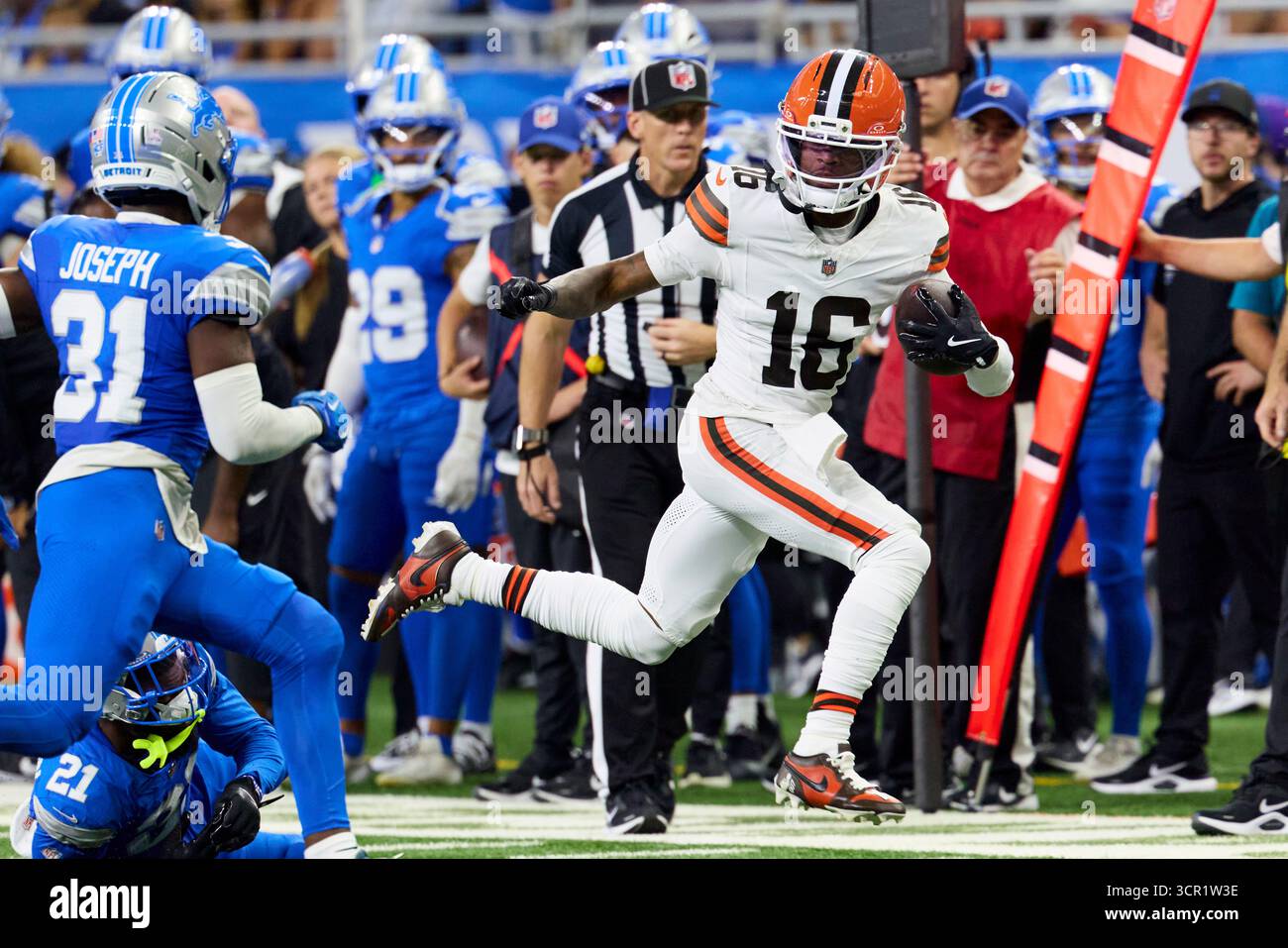Cleveland Browns wide receiver Isaiah Bond (16) runs the ball against ...