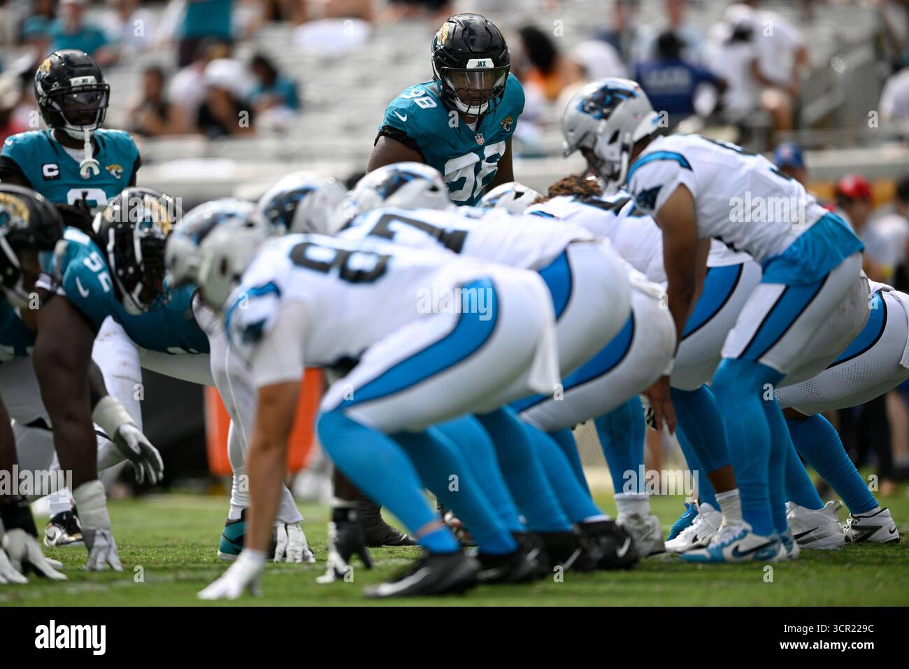 Jacksonville Jaguars defensive end Dawuane Smoot (98) lines up for a ...