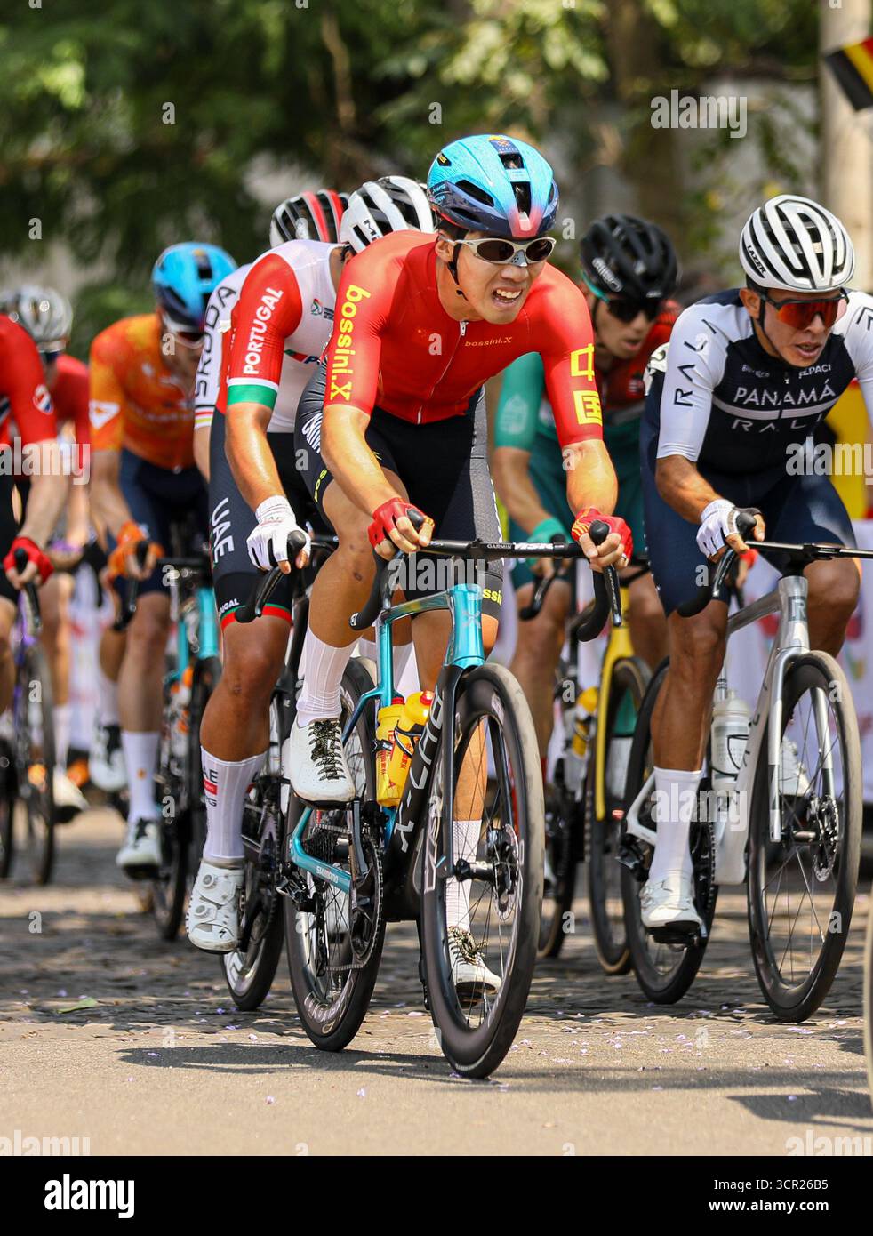 Kigali, Rwanda. 28th Sep, 2025. Su Haoyu of China (C) rides during the ...