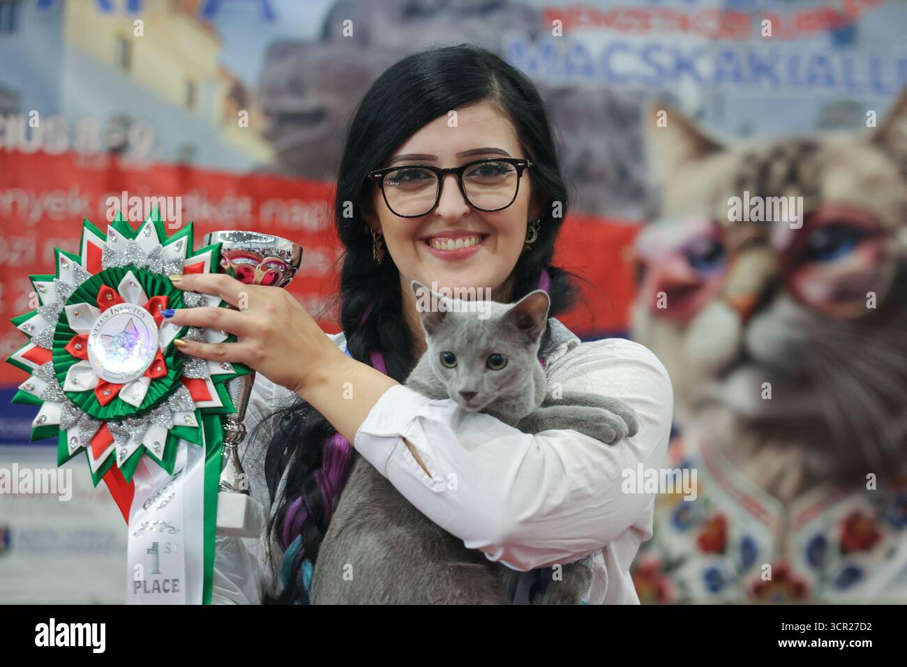 Budapest. 28th Sep, 2025. An owner shows her award during the World Cat ...