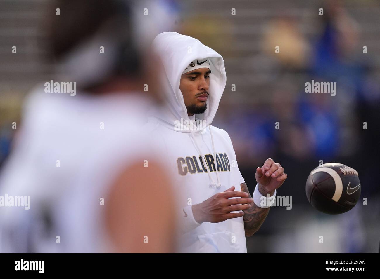 Colorado quarterback Julian Lewis (10) warms up before an NCAA college ...