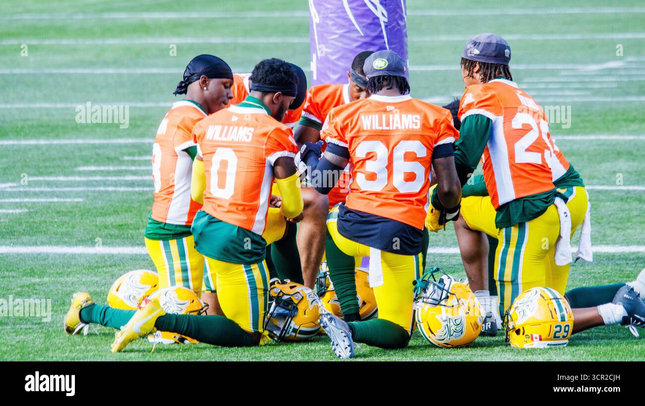 Team circle before game hi-res stock photography and images - Alamy