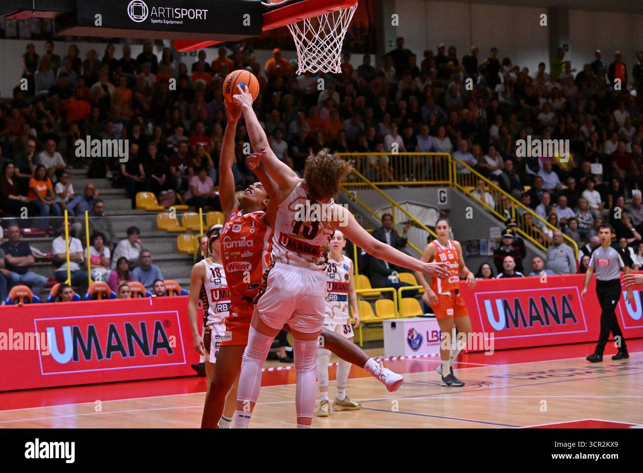 Lorela Cubaj ( Reyer Venezia ) Marieme Badiane ( Famila Schio Stock ...