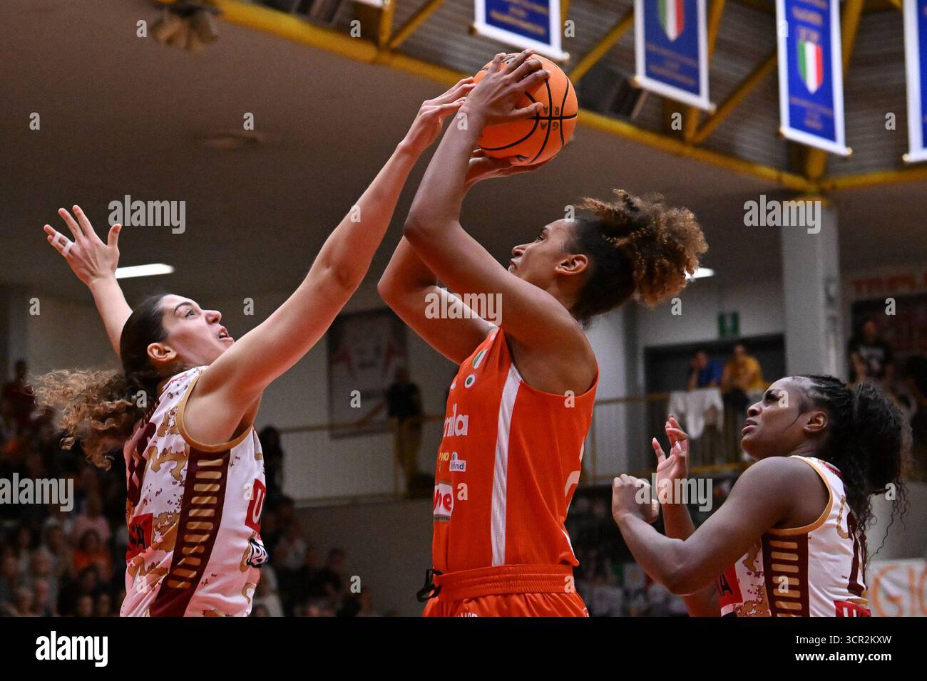 Lorela Cubaj ( Reyer Venezia ) Marieme Badiane ( Famila Schio Stock ...