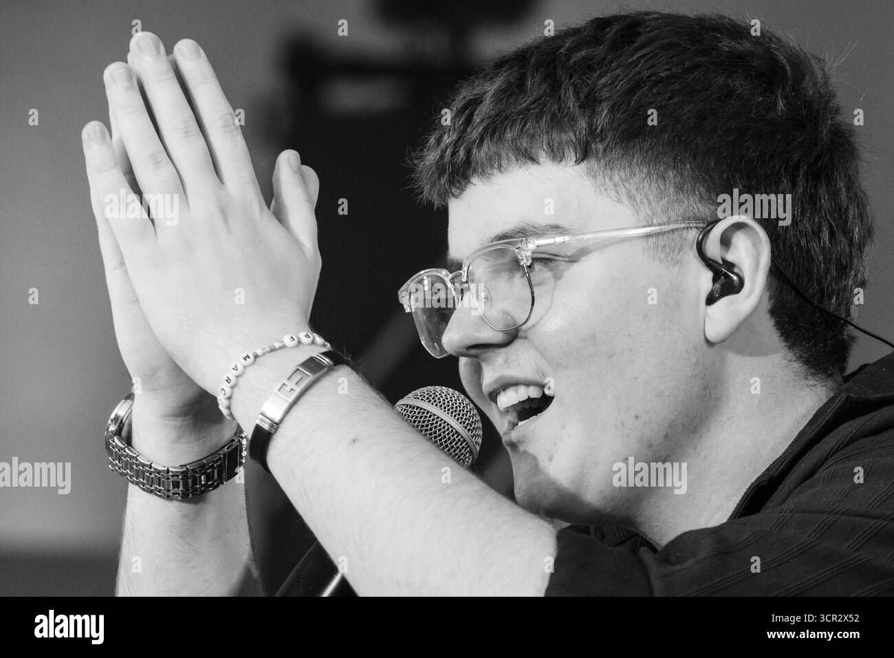 Teenage singer on stage Black and White Stock Photos & Images - Alamy