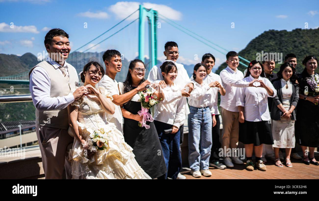 (250929) -- ZHENFENG, Sept. 29, 2025 (Xinhua) -- Couples pose for a ...