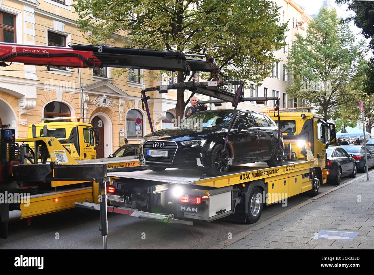 Abschleppwagen der polizei hi-res stock photography and images - Alamy