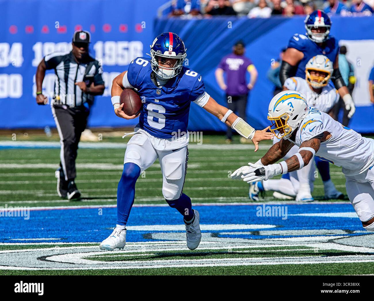 New York Giants quarterback Jaxson Dart (6) scrambles against the Los Angels Chargers during a ...