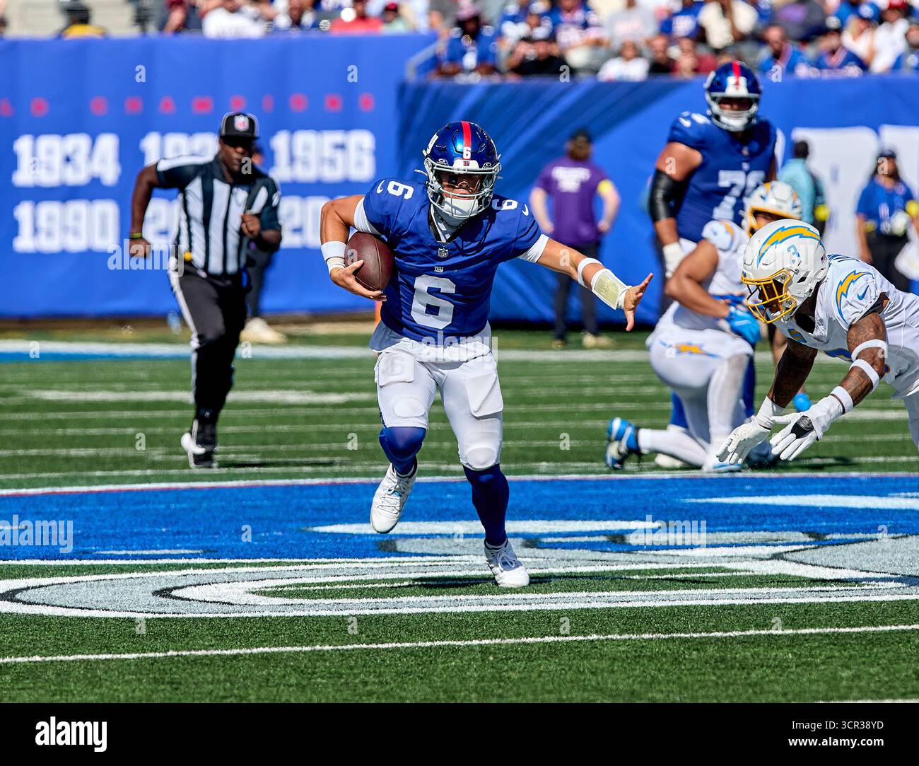 New York Giants quarterback Jaxson Dart (6) scrambles against the Los Angels Chargers during a ...