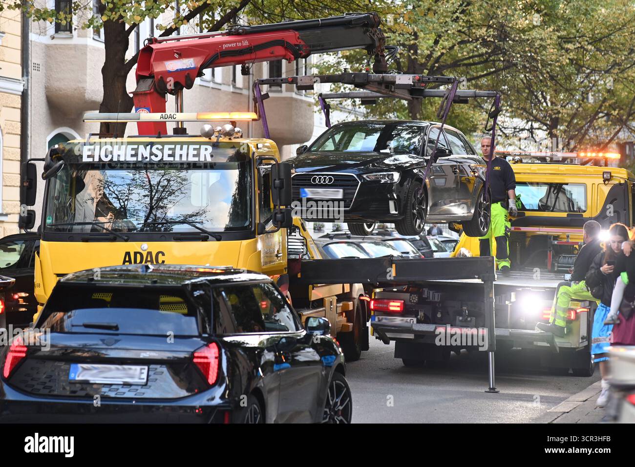 Munich, Deutschland. 28th Sep, 2025. Tow truck at work, towing car, no ...