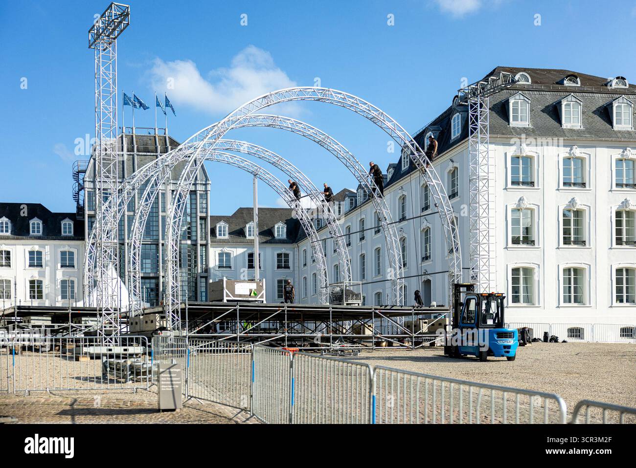 29 September 2025, Saarland, Saarbrücken: Workers with climbing ...