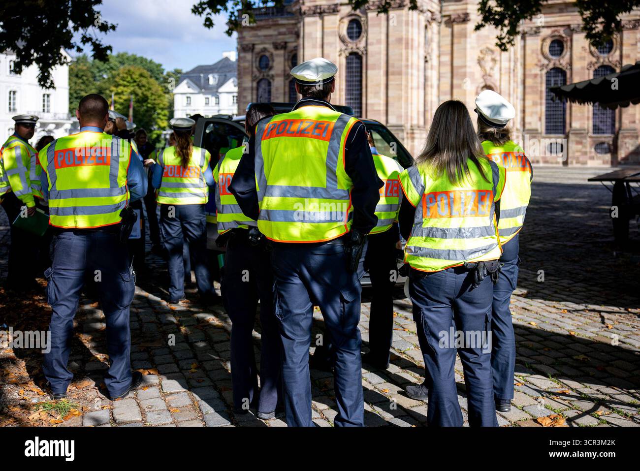 29 September 2025, Saarland, Saarbrücken: A large number of police are ...