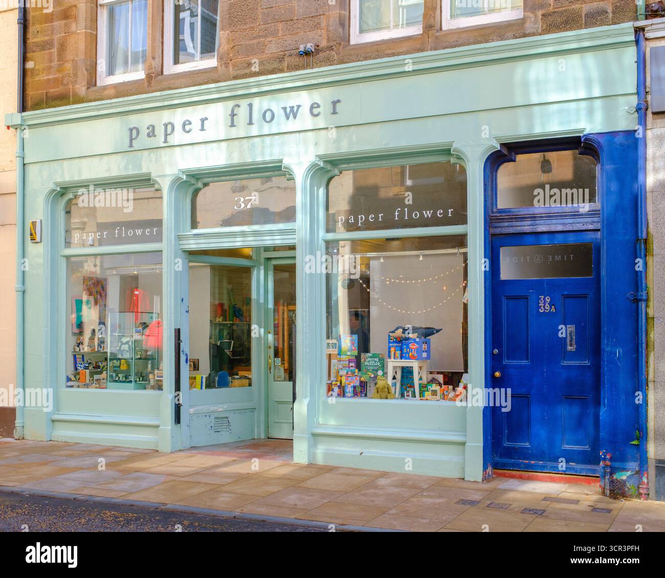 Paper flower high street store hi-res stock photography and images - Alamy