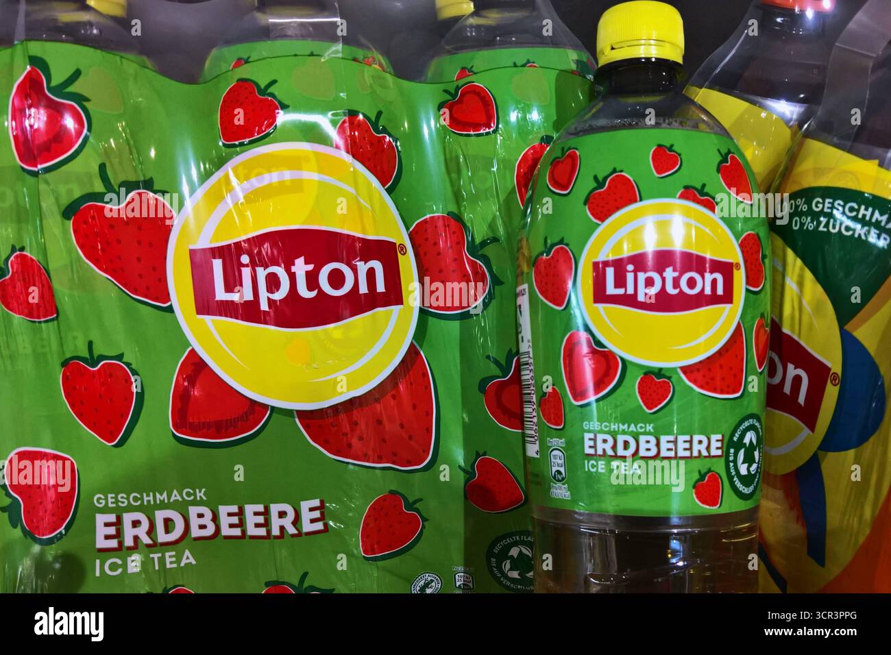 Lipton Ice Tea. Eistee im Supermarkt *** Lipton Ice Tea iced tea in the supermarket Stock Photo ...
