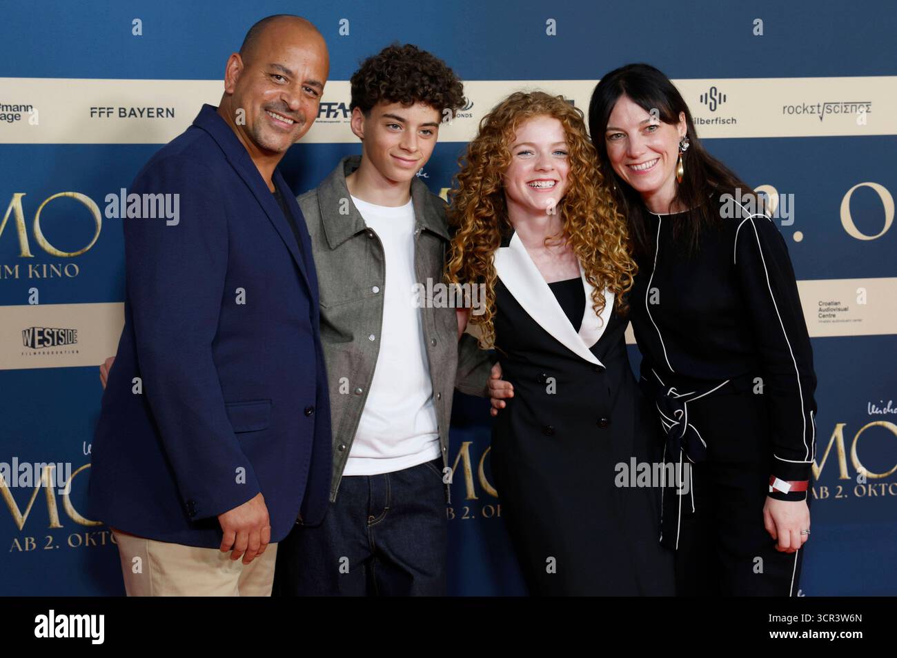Alexa Goodall mit Familie bei der Premiere des Kinofilms Momo im ...