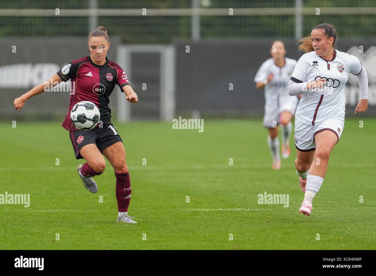 Am Ball Sanja Homann (1.FC N?rnberg, 19), Mara Winter (FC Ingolstadt, 2) DFB Pokal Frauen FC ...