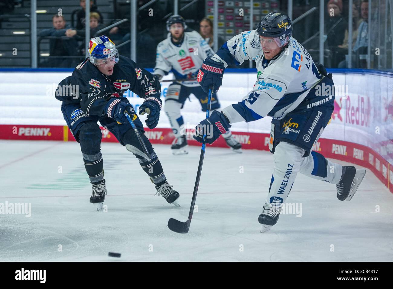 Veit Oswald (Red Bull M?nchen, 27) und Matias Lassen (Iserlohn Roosters ...