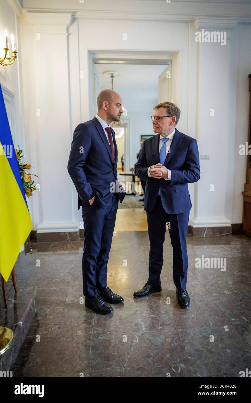 Johann Wadephul (CDU), German Foreign Minister, in Warsaw. Pictured here with French Foreign ...