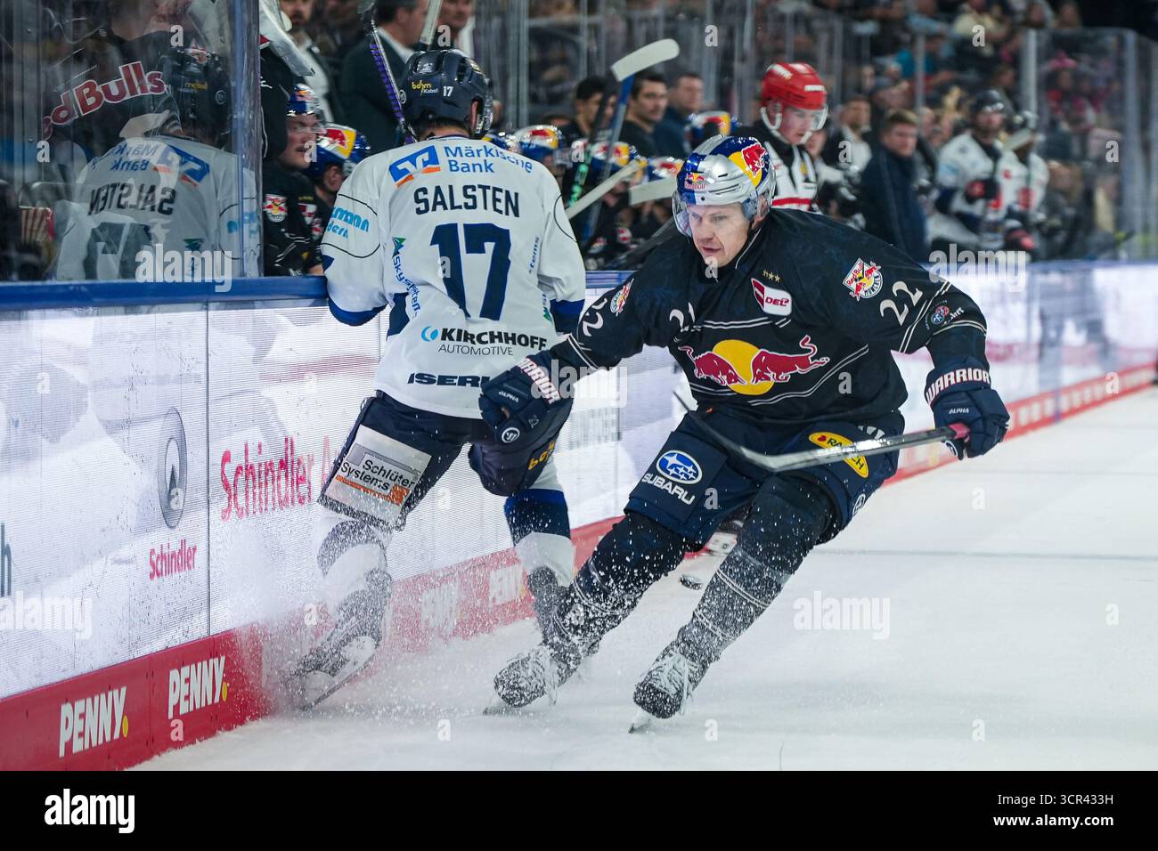 Erik Salsten (Iserlohn Roosters, 17) und Ville Pokka (Red Bull M?nchen ...