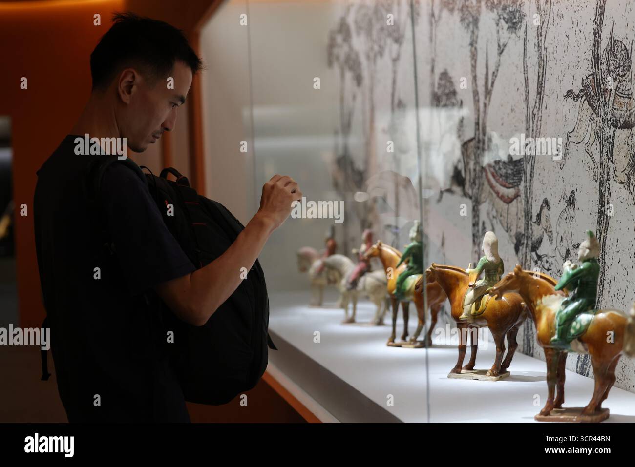 (250929) -- RIYADH, Sept. 29, 2025 (Xinhua) -- A man visits a Chinese ...