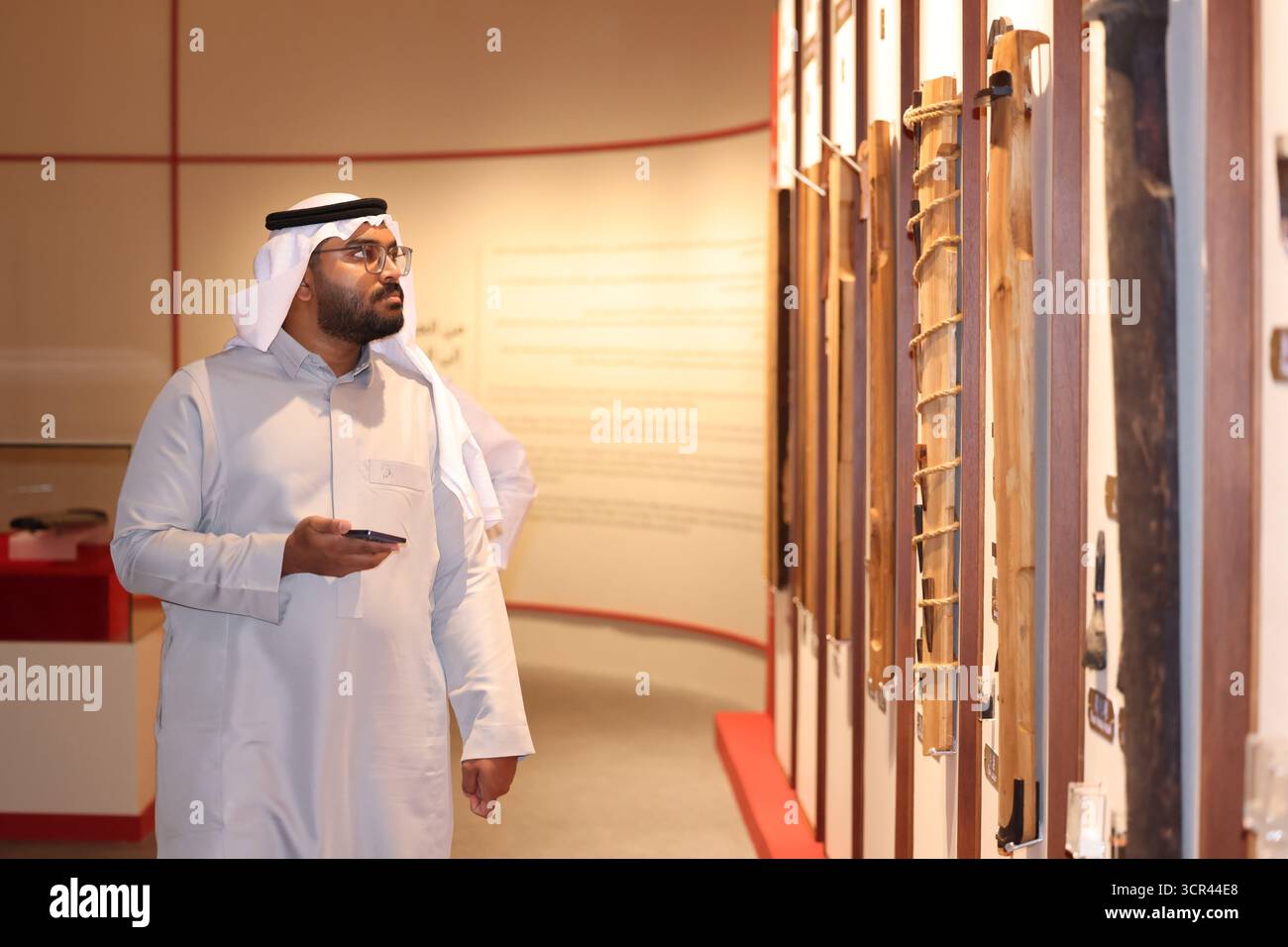 (250929) -- RIYADH, Sept. 29, 2025 (Xinhua) -- A man visits a Chinese ...