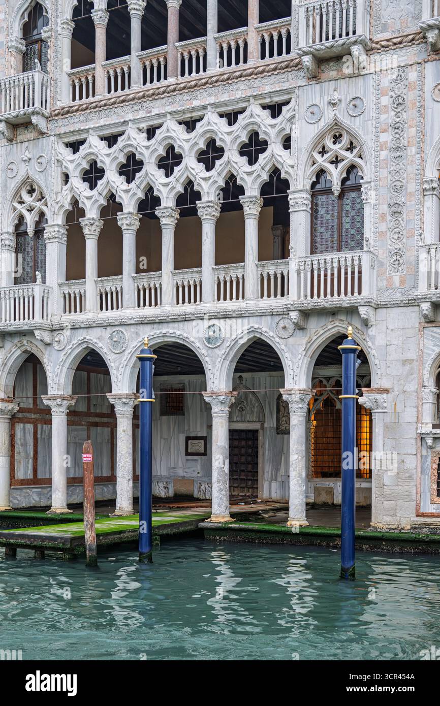 Marble tracery frames pointed arches and quatrefoil windows at Ca’ d ...