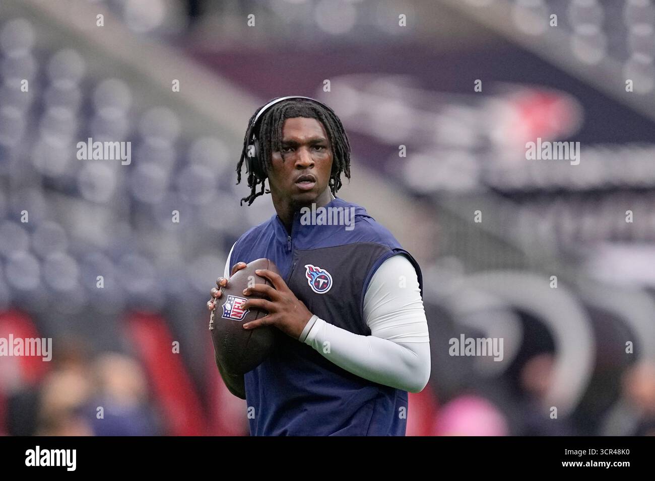 Tennessee Titans quarterback Cam Ward warms up before an NFL football ...