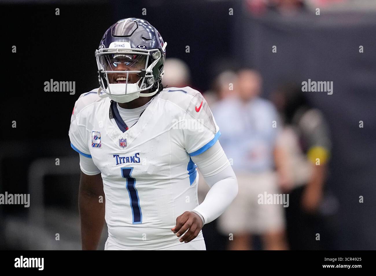 Tennessee Titans quarterback Cam Ward (1) warms up before an NFL ...