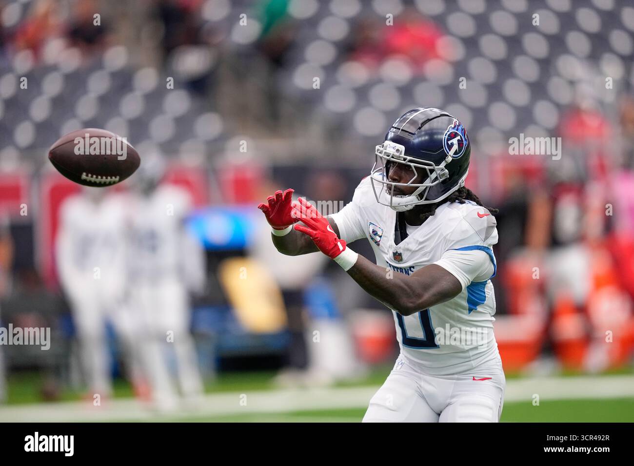 Tennessee Titans' Calvin Ridley warms up before an NFL football game ...