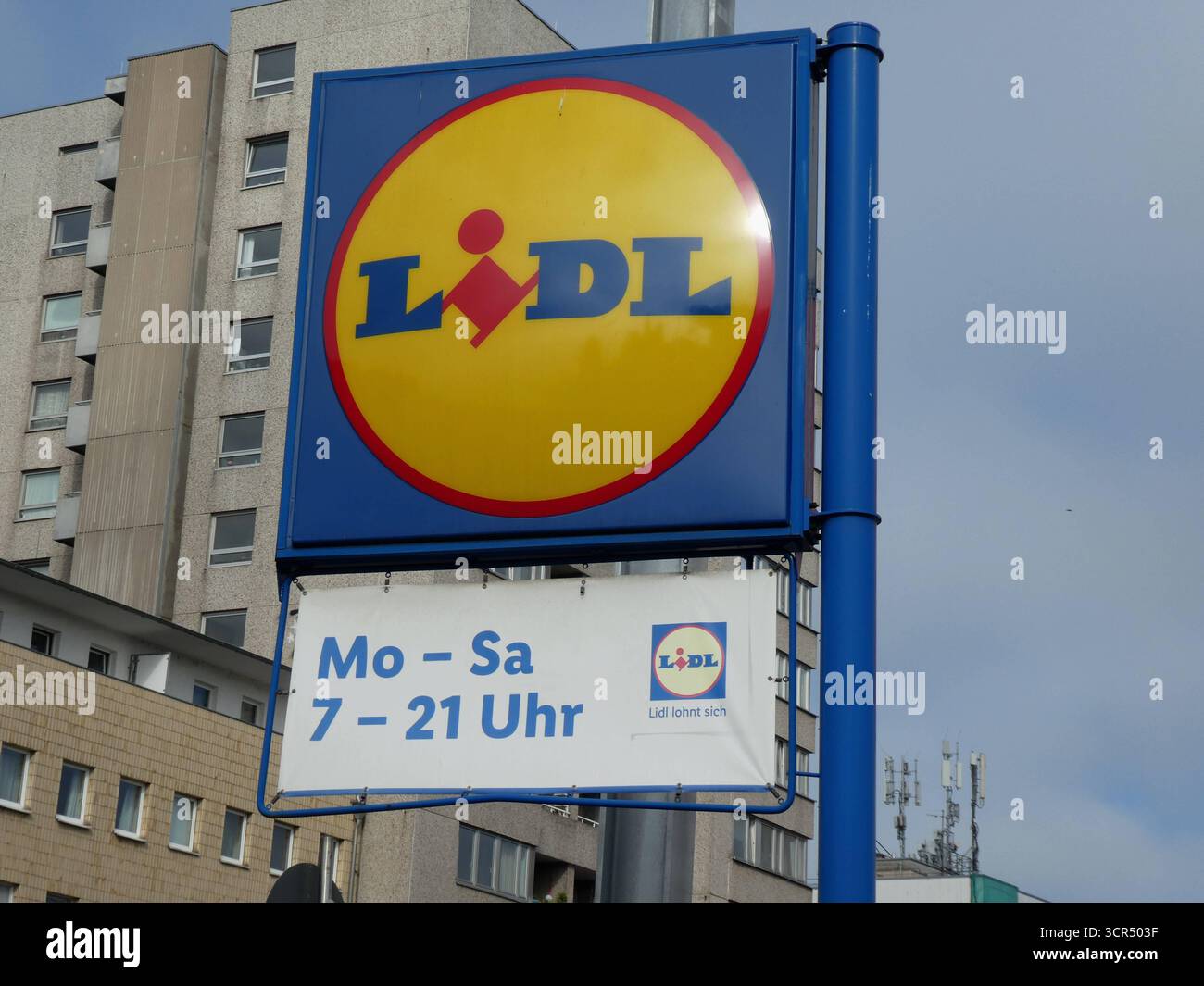 Schriftzug Logo des Discounter Lidl an einer Filiale *** Logo of the ...