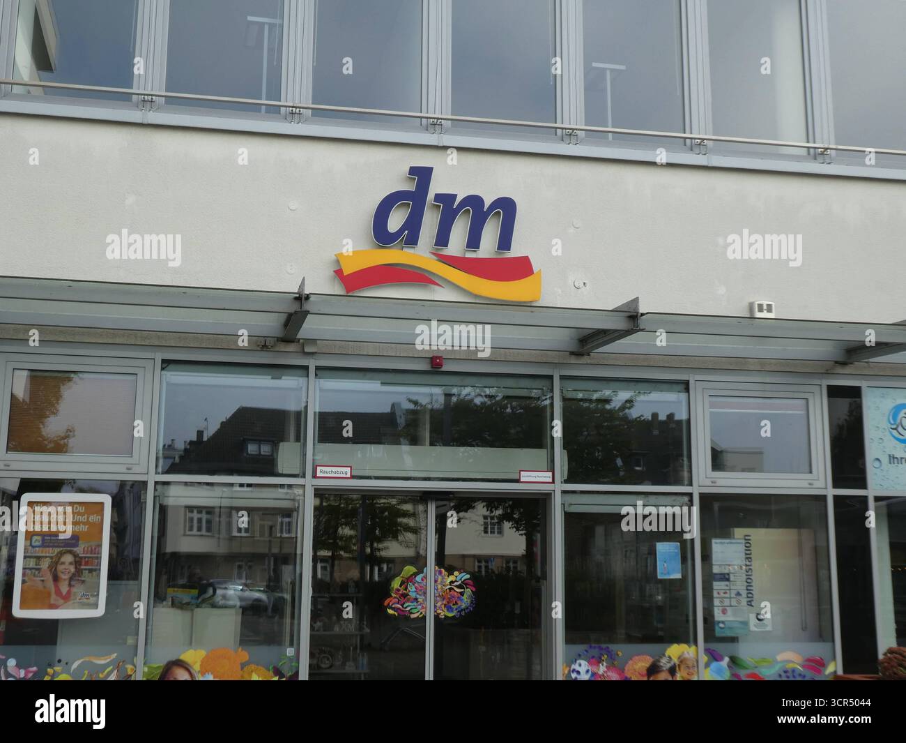 Logo, Schriftzug der Drogeriemarktkette DM an einer Hauswand *** Logo ...