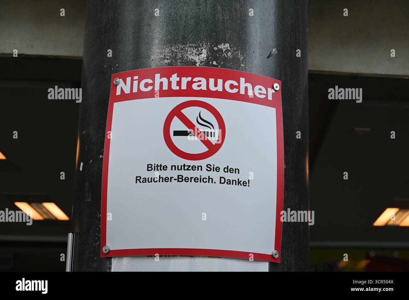 Schild, Plakat NICHTRAUCHER - Bitte benutzen Sie den Raucherbereich ...