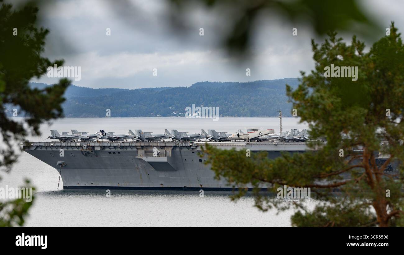 Gerald ford aircraft carrier group hi-res stock photography and images ...