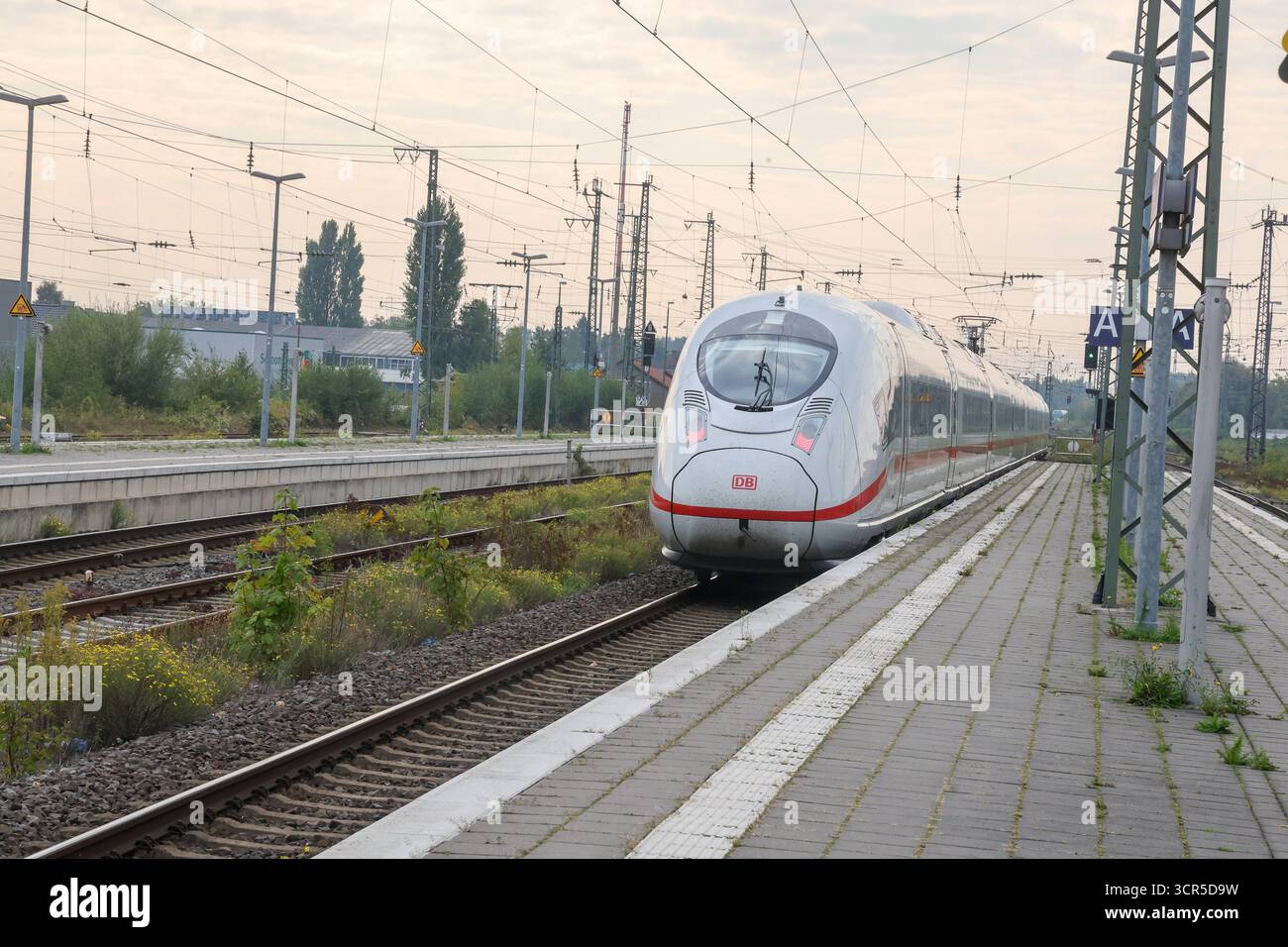 Eisenbahnverkehr in Rheine. Schneller als geplant: ICE 3neo zwischen ...