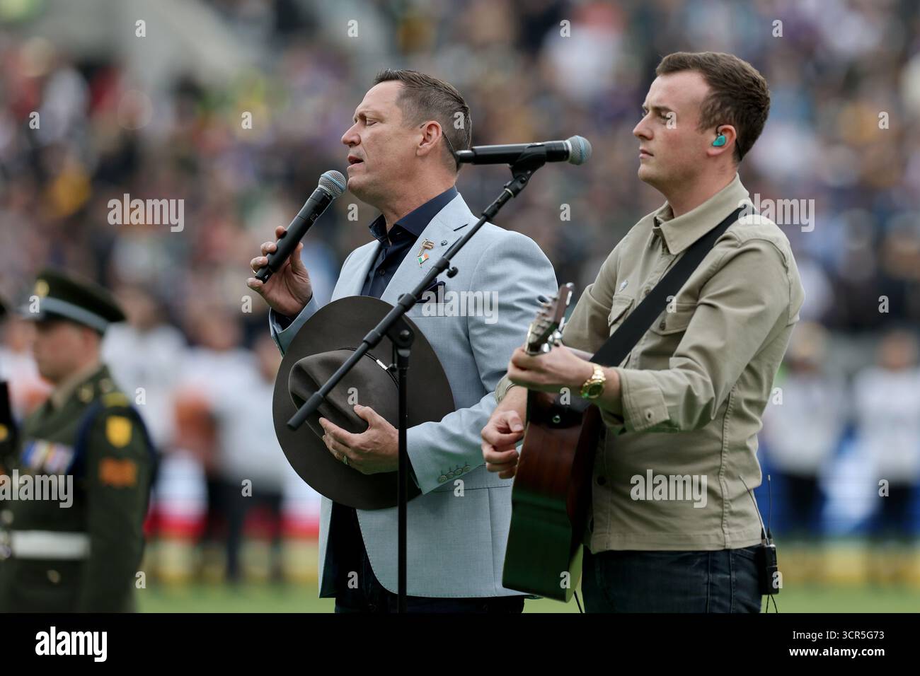 Robert Mizzell sings the American National anthem before an NFL ...