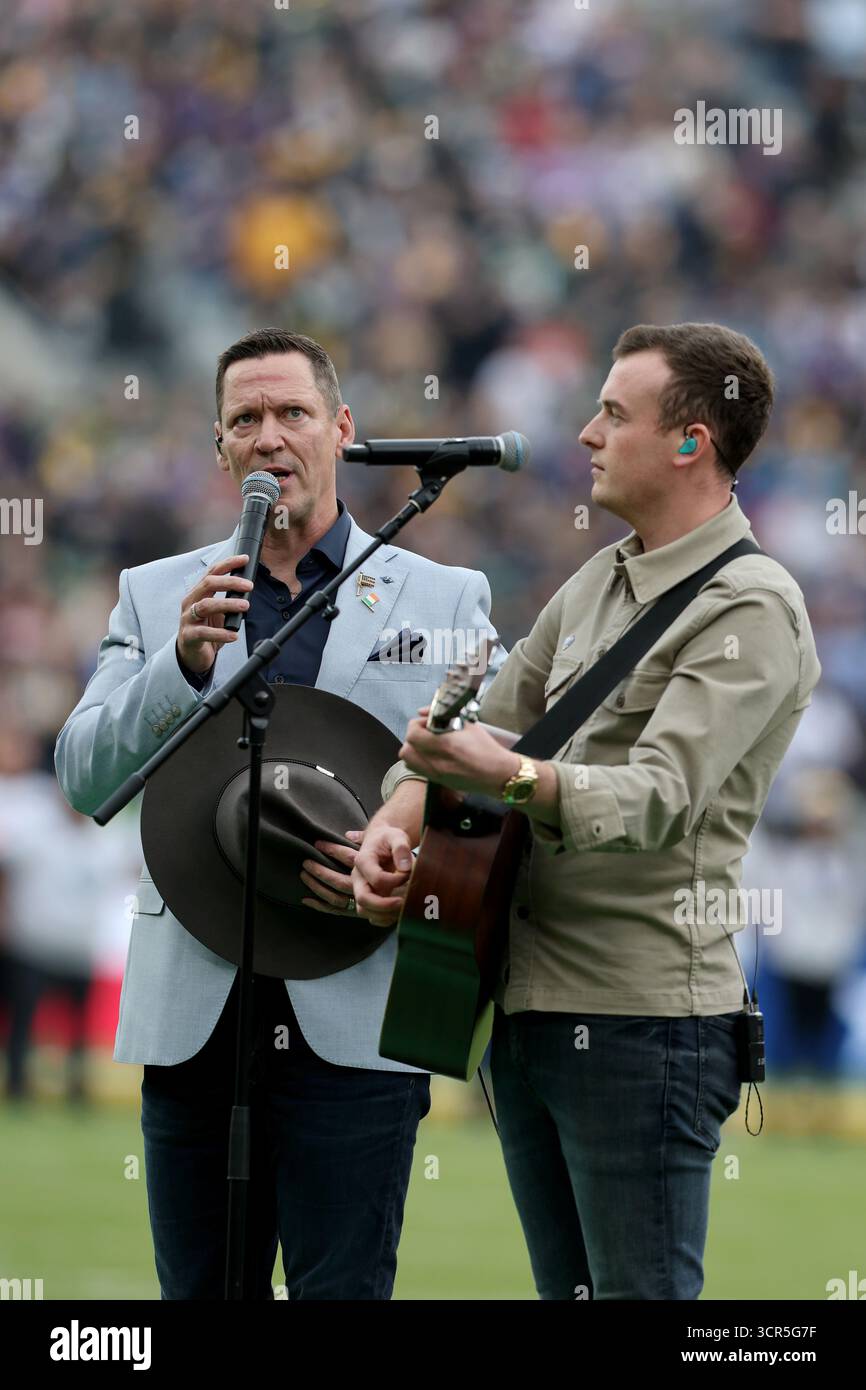 Robert Mizzell sings the American National anthem before an NFL ...