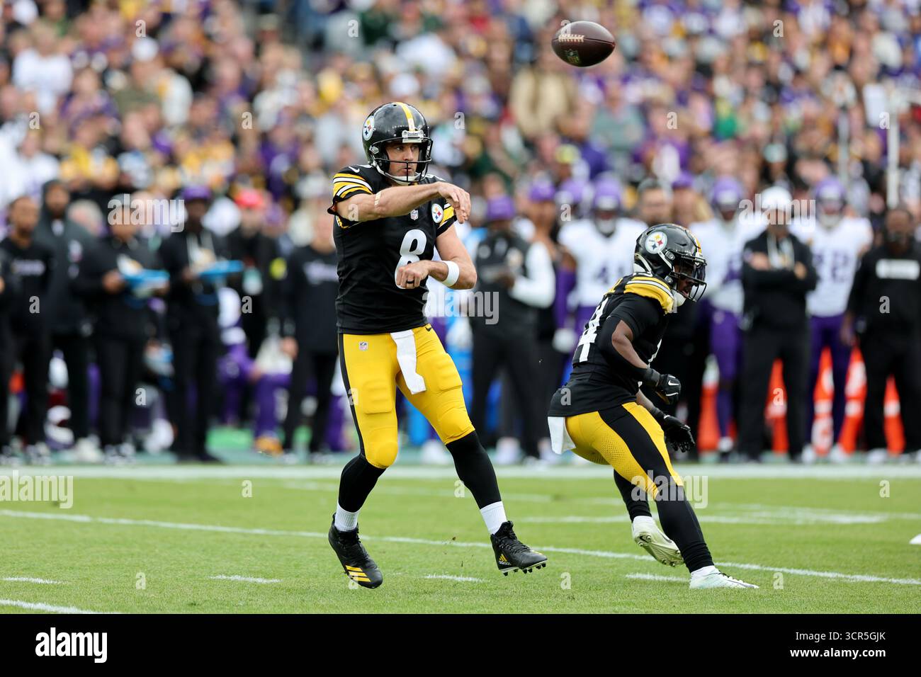Pittsburgh Steelers QB Aaron Rodgers (8) throws a pass against the ...