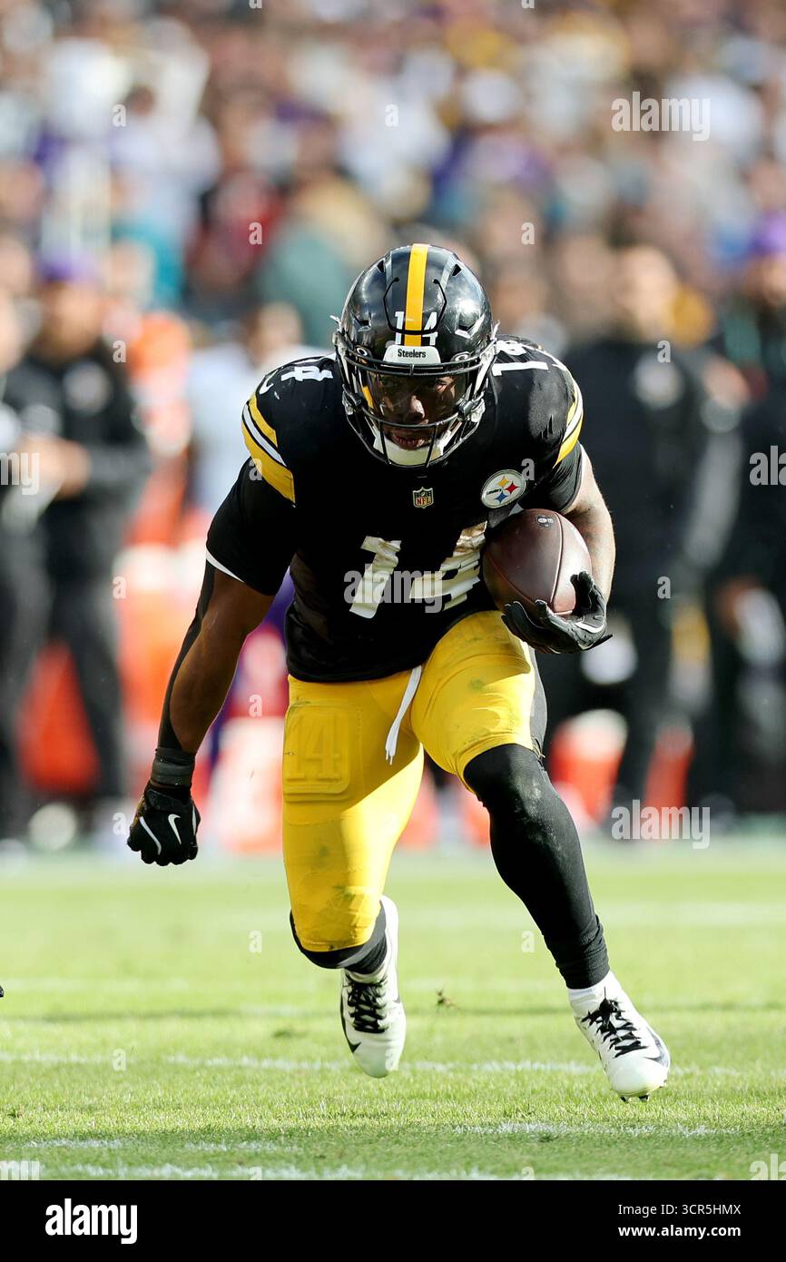 Pittsburgh Steelers Kenneth Gainwell (14) in action against the ...