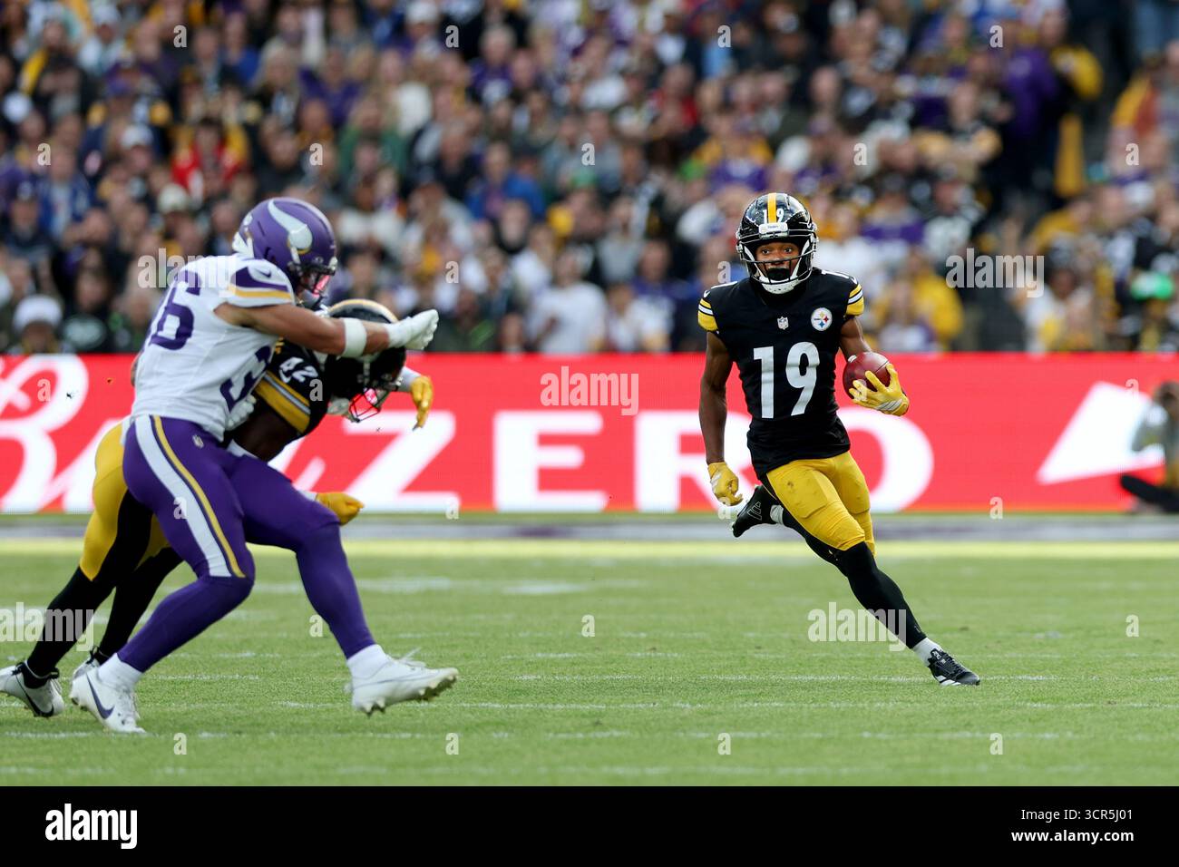 Pittsburgh Steelers Calvin Austin III (19) during a return against the ...