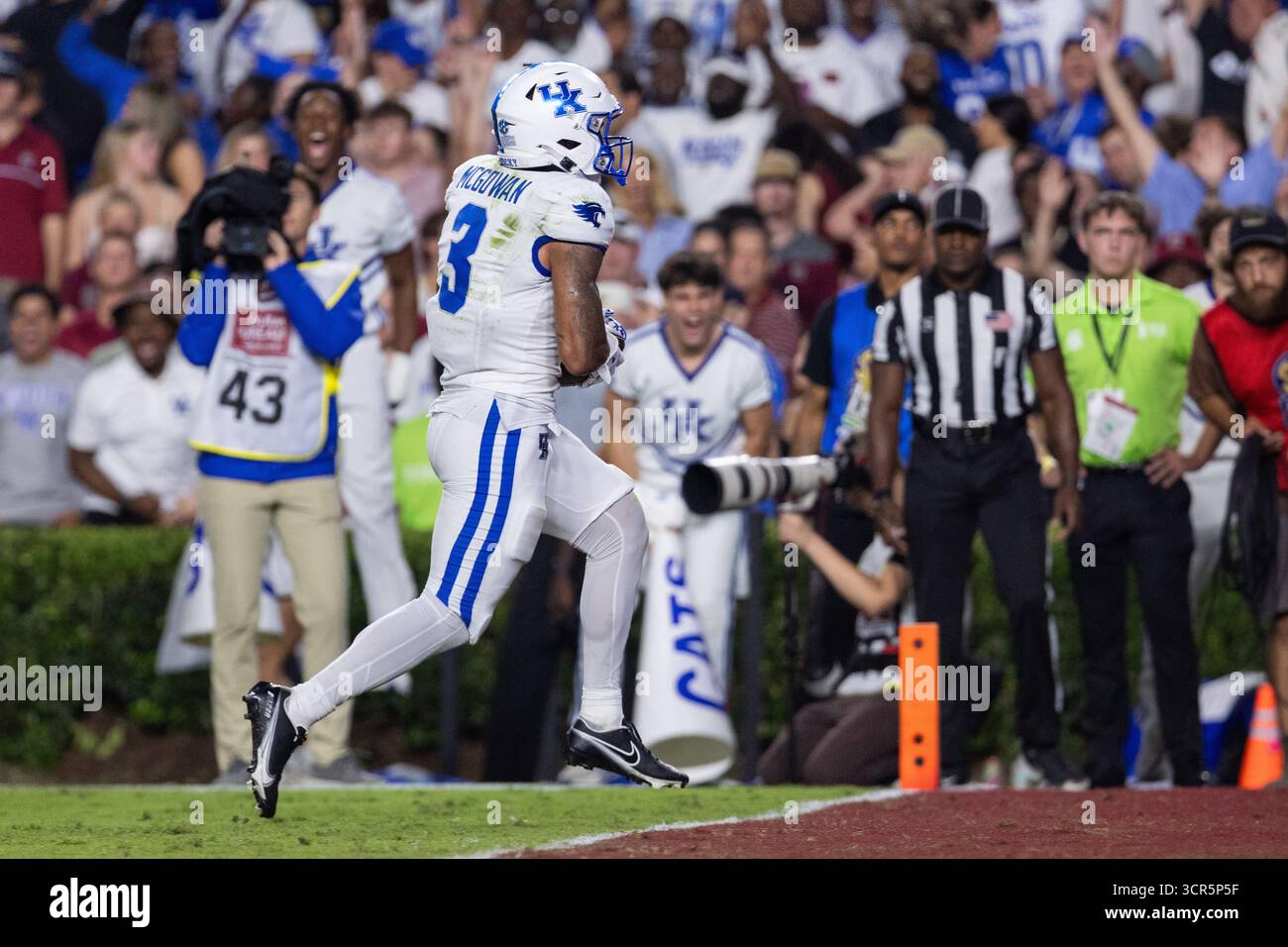 Kentucky running back Seth McGowan (3) runs in for a touchdown against ...