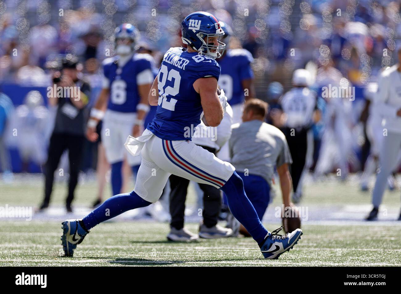 New York Giants tight end Daniel Bellinger (82) warms up before an NFL ...