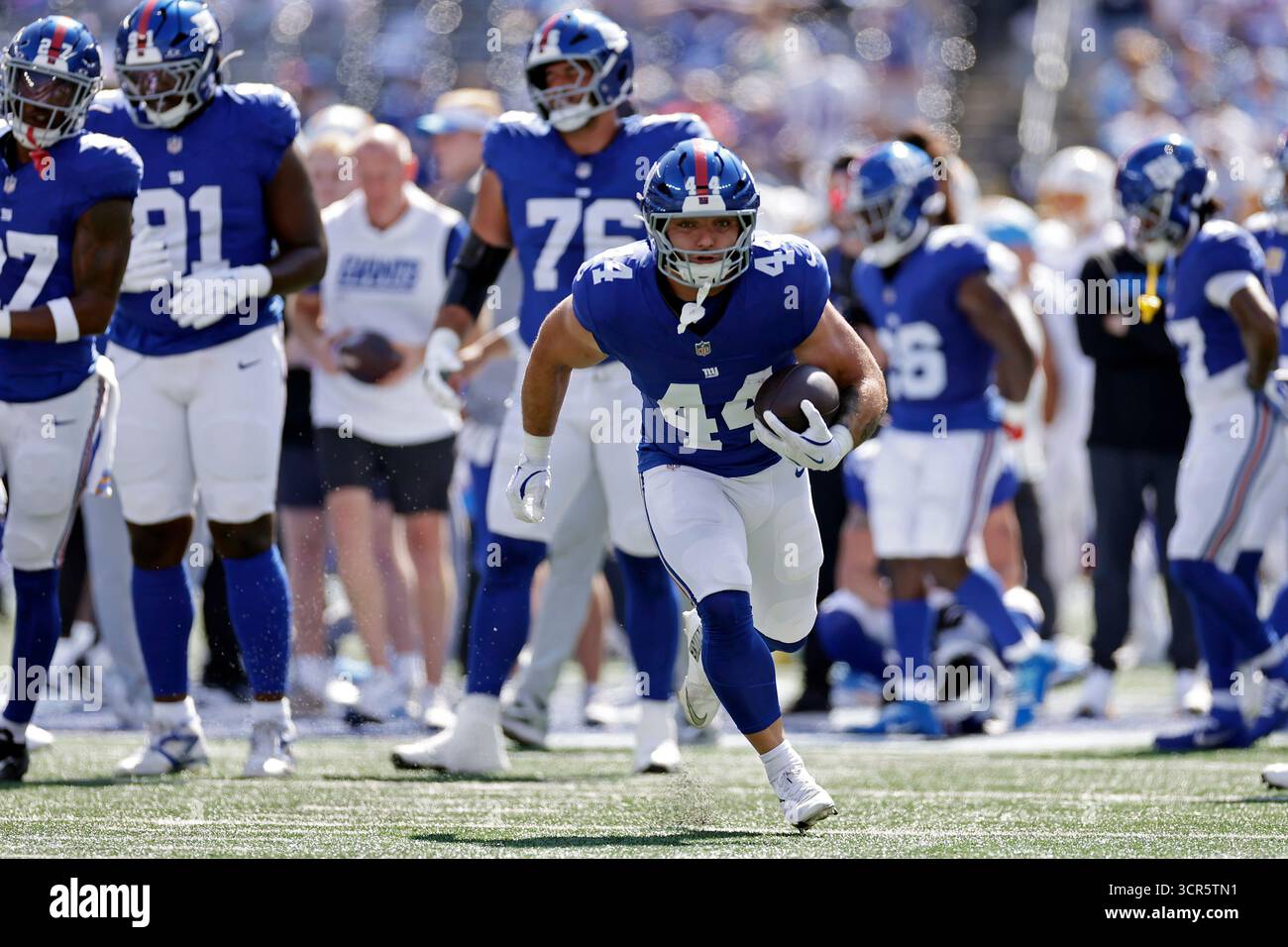 New York Giants running back Cam Skattebo (44) warms up before an NFL ...
